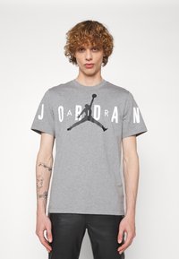 Jordan M J JD AIR STRETCH SS CREW - T-shirt con stampa - grey/grigio ...