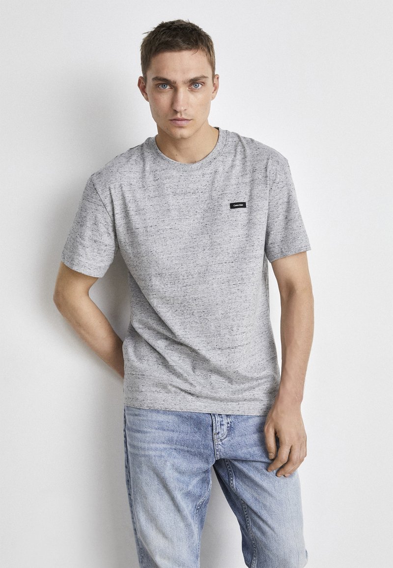 Calvin Klein COMFORT FIT - T-Shirt basic - mid grey heather/grau ...