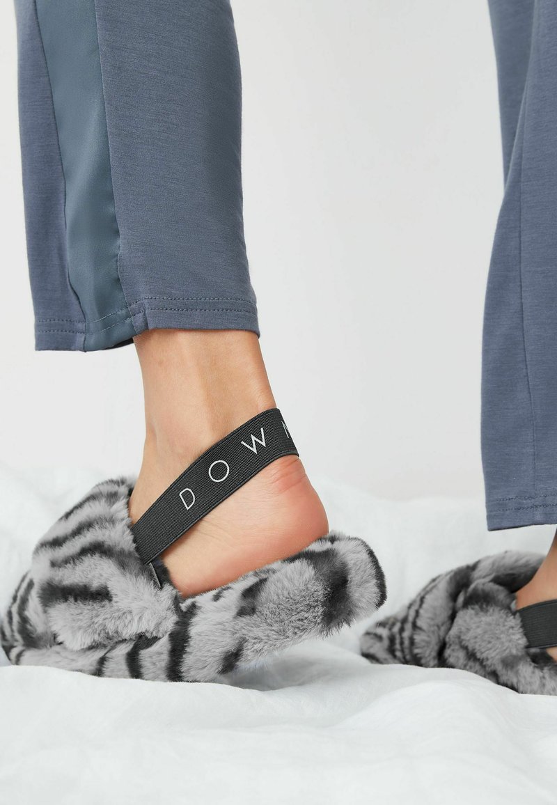 Next FAUX FUR CROSSOVER SLIDER SLIPPERS - Hausschuh - grey zebra/grau ...