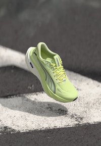 Puma MAGNIFY NITRO 3 - Road running shoes - apple spritz/lux lime/light ...