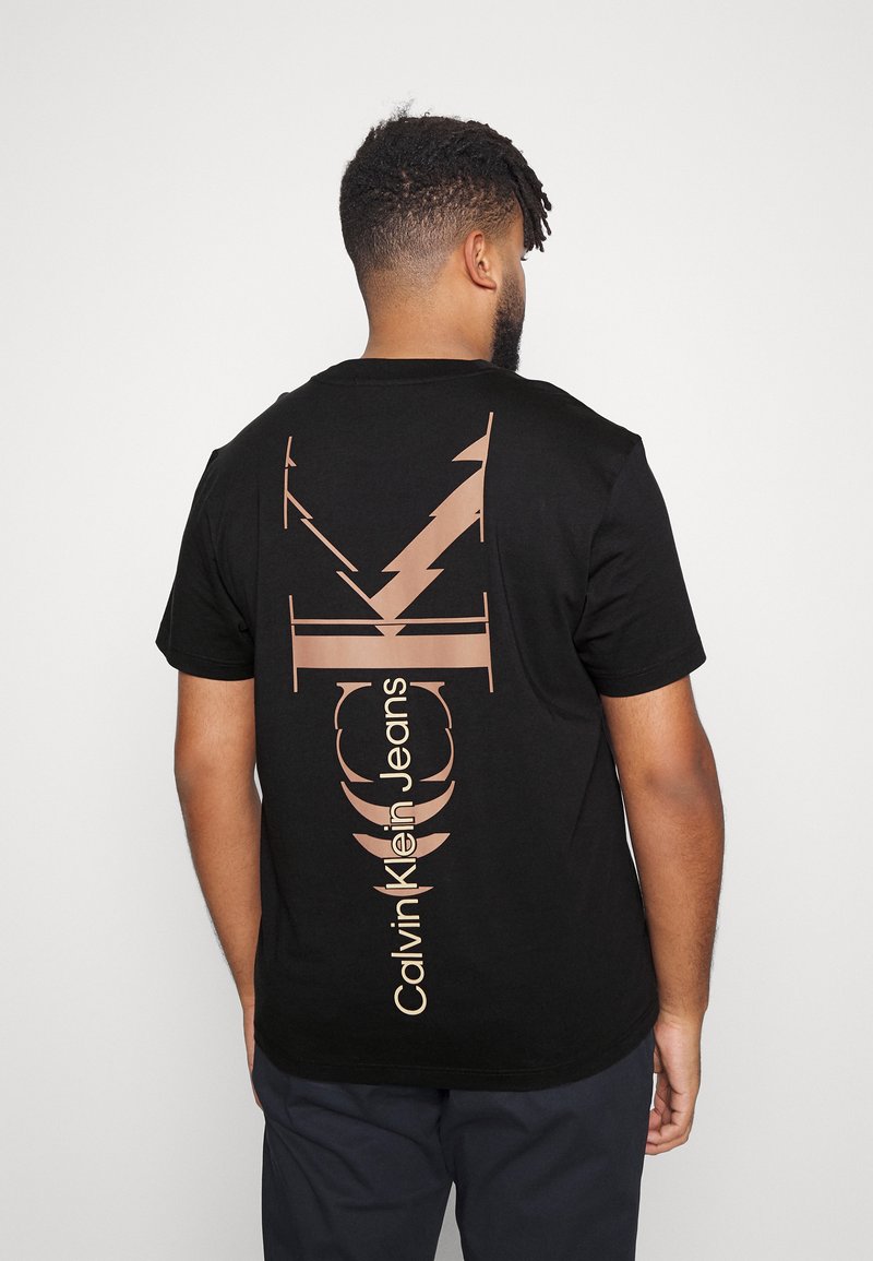 Calvin Klein Jeans Plus GLITCHED MONOLOGO BACK TEE - Camiseta estampada - black/negro - Zalando.es
