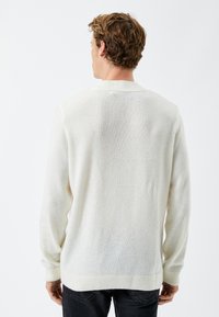 Koton BASIC WEAR HALF TURTLENECK - Jersey de punto - off-white/blanco ...