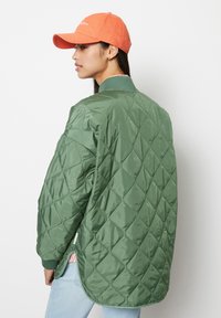 Marc O'Polo DENIM QUILTED ZIPPER PATCH POCKETS COLLAR - Cappotto corto ...