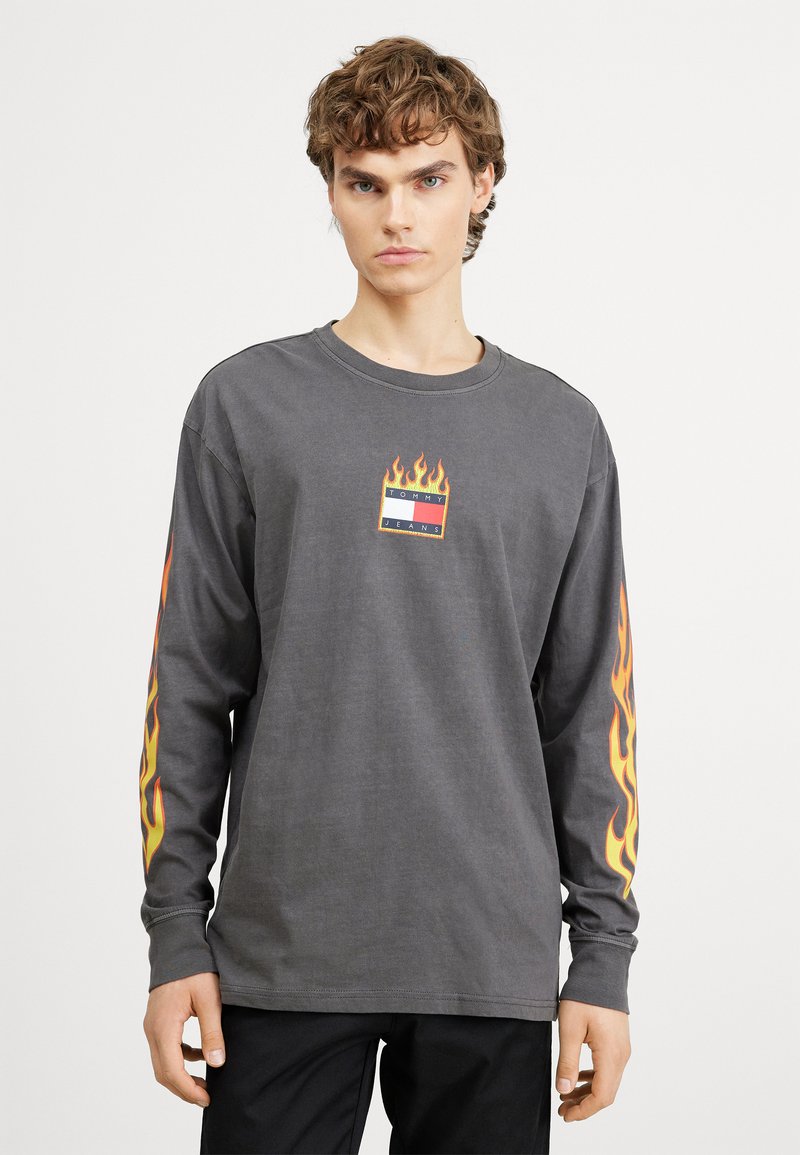 Tommy Jeans BURNING BADGE TEE UNISEX - Long sleeved top - new charcoal/anthracite - Zalando.co.uk