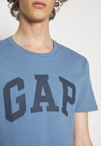 GAP BASIC LOGO - T-Shirt print - blue/blau - Zalando.ch