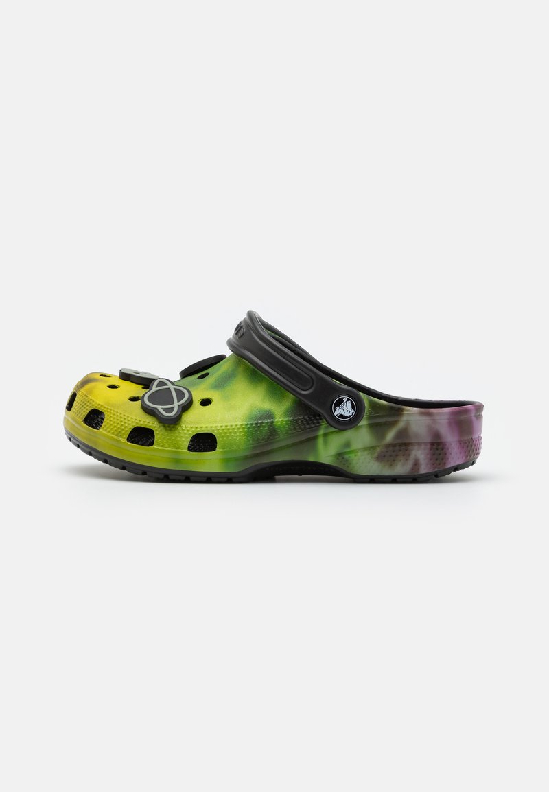 Crocs CLASSIC TIE DYE OVERLOAD UNISEX - Pool slides - black/multi ...