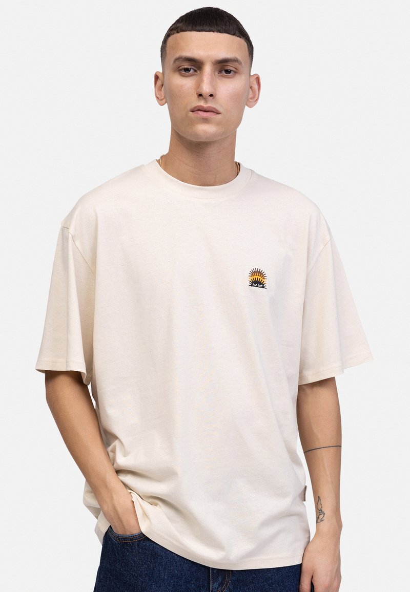 Redefined Rebel TEE BOXY FIT GOTS - Printtipaita - white smoke ...