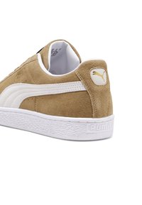 Puma SUEDE CLASSIC XXI UNISEX - Sneaker low - toasted white/beige ...