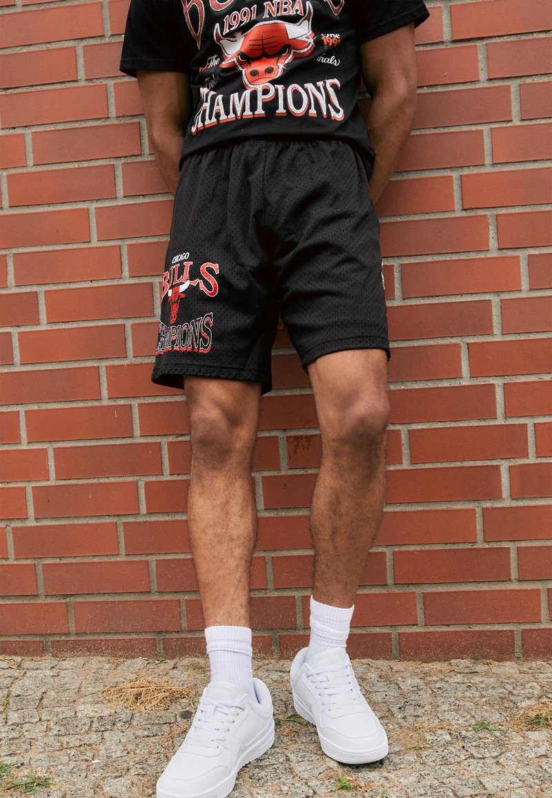 Mitchell & Ness NBA CHAMPIONS ERA SHORT BULLS - Sports shorts - black ...