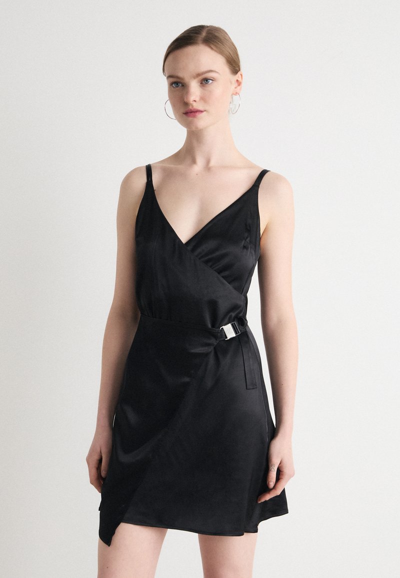 Calvin Klein Jeans BUCKLE WRAP SATIN SLIP DRESS - Robe de soirée ...