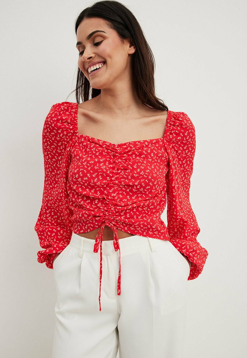 NA-KD Bluse - red flower/rot - Zalando