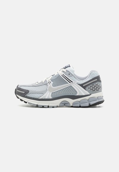 Nike Sportswear W NIKE P-3000 CNCPT - Sneakers - white/varsity red ...