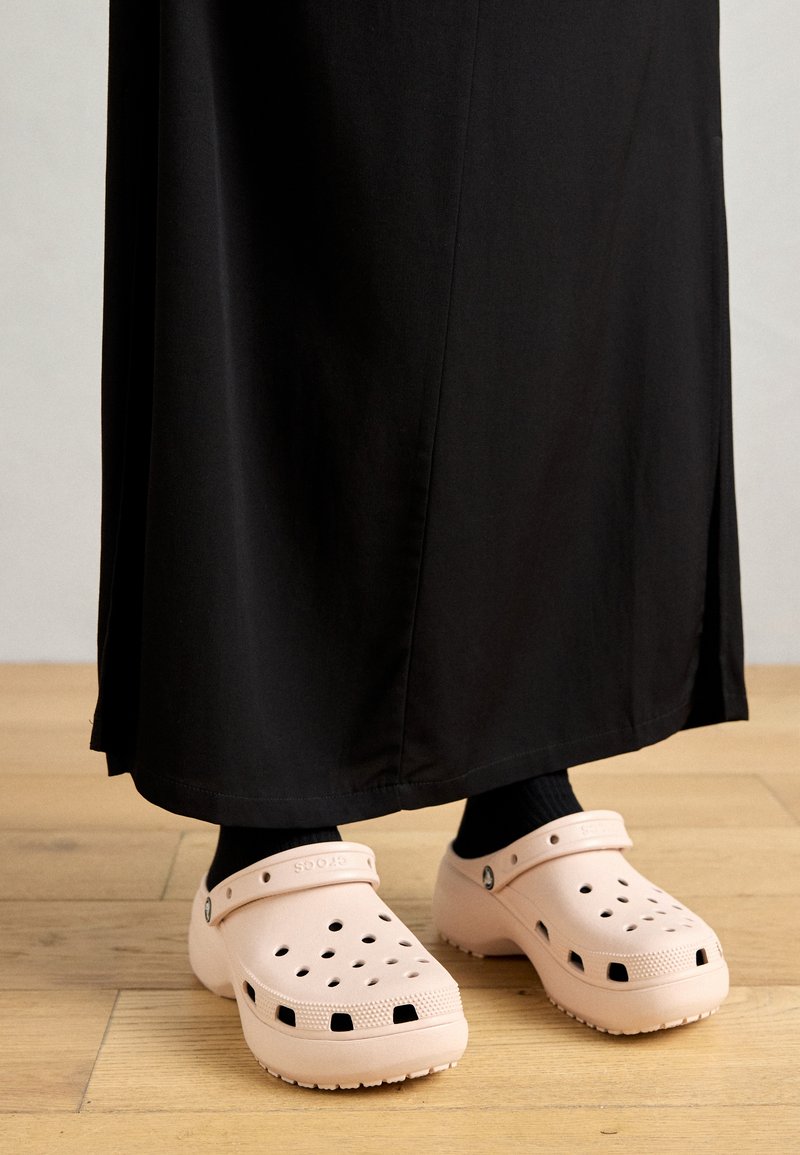 Crocs CLASSIC PLATFORM - Tresko - quartz/lyserosa - Zalando.no