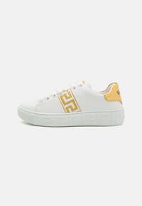 Versace GRECA EMBROIDERY UNISEX - Trainers - white/gold/white - Zalando ...