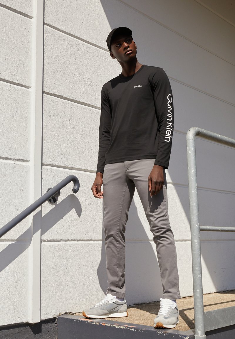 Calvin Klein Slim Fit Garment Dye Chino Pewter Hellgrau Zalando De