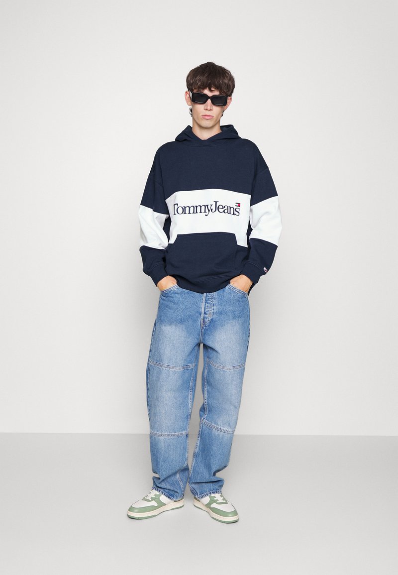 Tommy Jeans SKATER SERIF LINEAR HOODIE - Sudadera - twilight navy/azul marino - Zalando.es