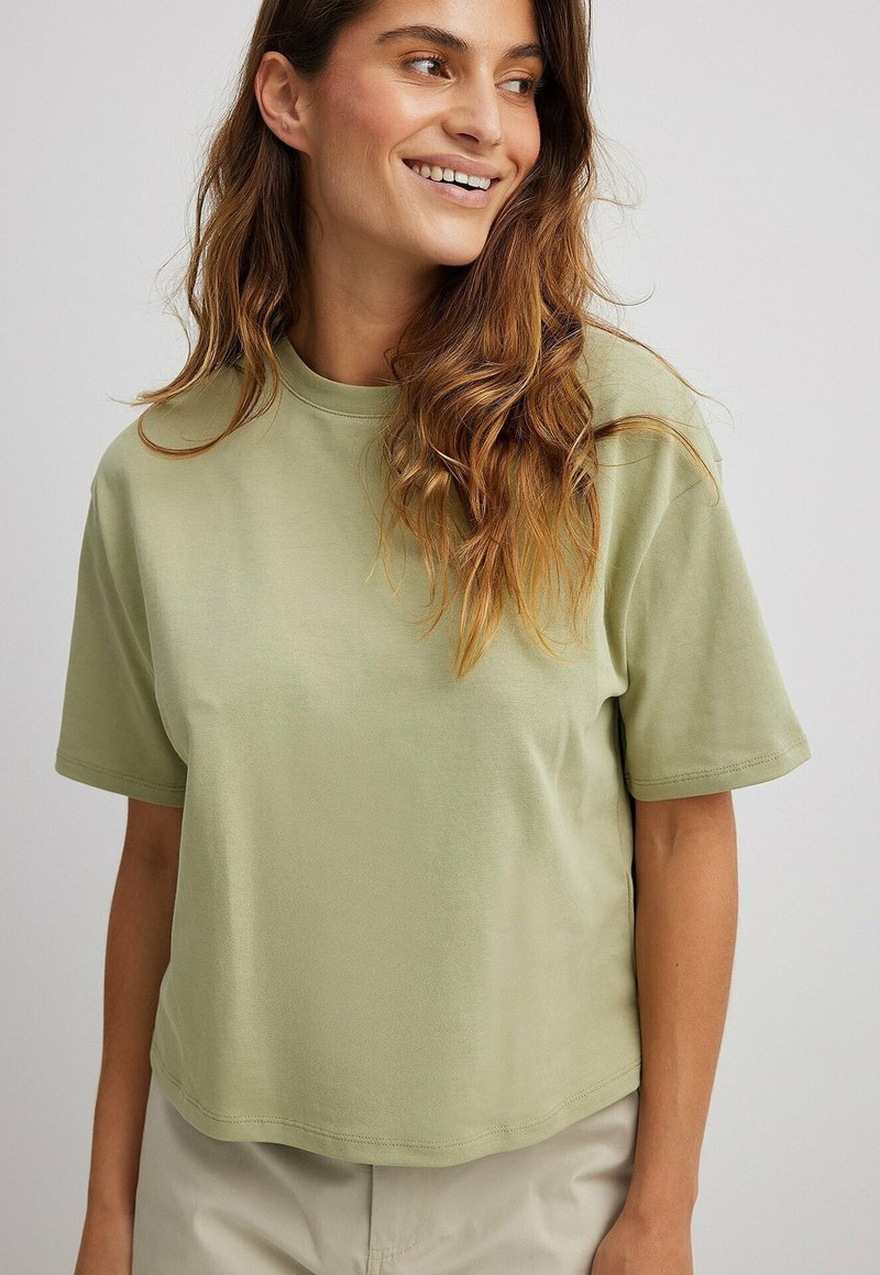 NA-KD SCHWERES IM BOXY-LOOK - T-Shirt basic - khaki - Zalando.at