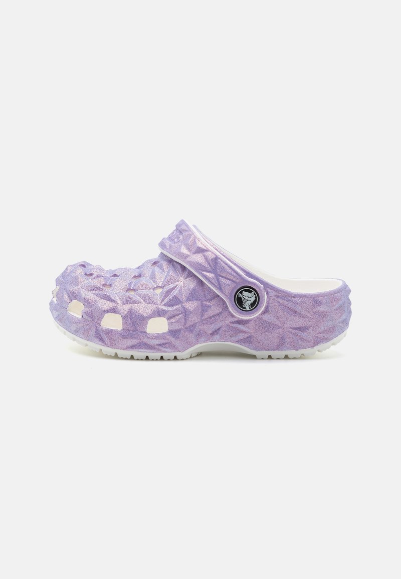 Crocs CLASSIC IRIDESCENT GEO - Sandalias planas - lilac/white/lila ...