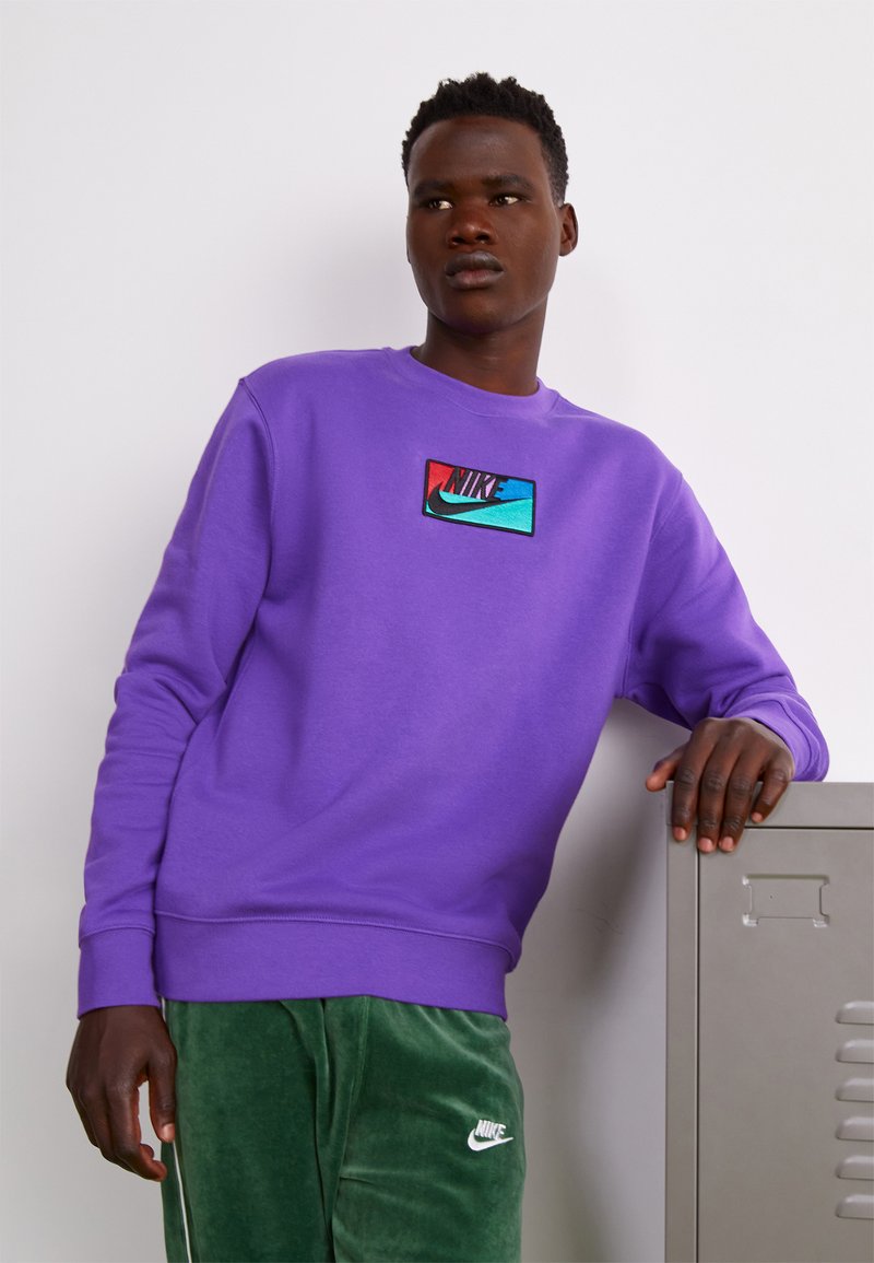 Nike Sportswear CLUB CREW PATCH - Sweater - purple cosmos/paars ...