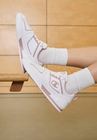 Champion 3 POINT LOW - Basketball shoes - white/mauve/white - Zalando.ie