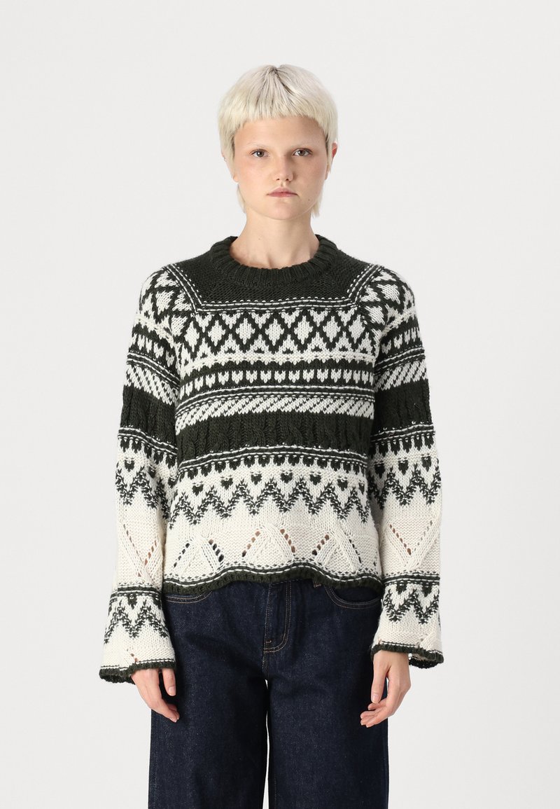 JDY JDYCLARA O-NECK - Jumper - rosin/birch fair isle/dark green ...