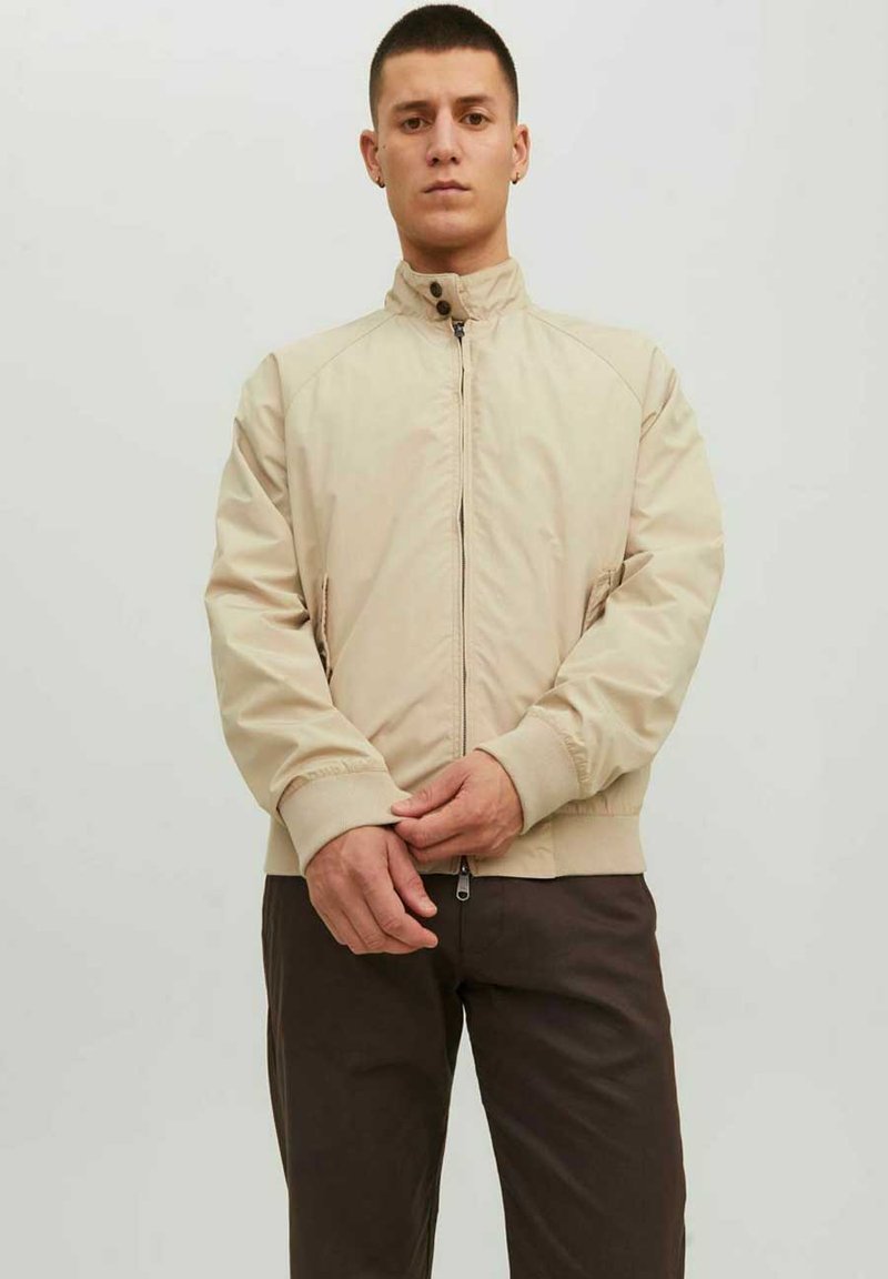 Jack & Jones PREMIUM JPRBLUPEAKY HARRINGTON - Leichte Jacke - white ...