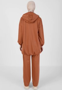Modanisa TAN- SET - TAVIN - Trainingspak - ochre/okergeel - Zalando.nl