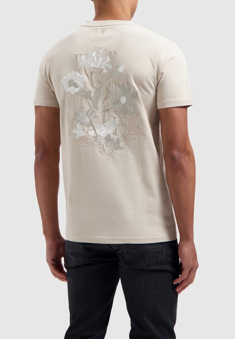 Pure Path REGULAR FIT CREWNECK - T-shirt print - sand/beige - Zalando.nl