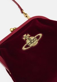 Vivienne Westwood VIVIENNE - Clutch - burgundy/rojo oscuro - Zalando.es