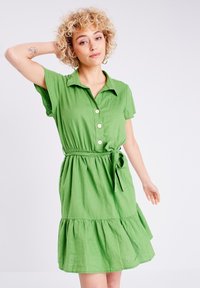 Cache Cache AUSGESTELLTES MIT GÜRTEL - Vestido camisero - vert/verde ...