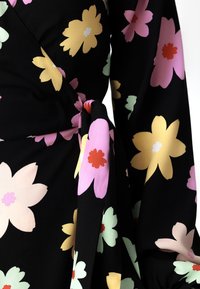 Laurella SERENA BIG FLOWERS - Maxikleid - black/schwarz - Zalando.de
