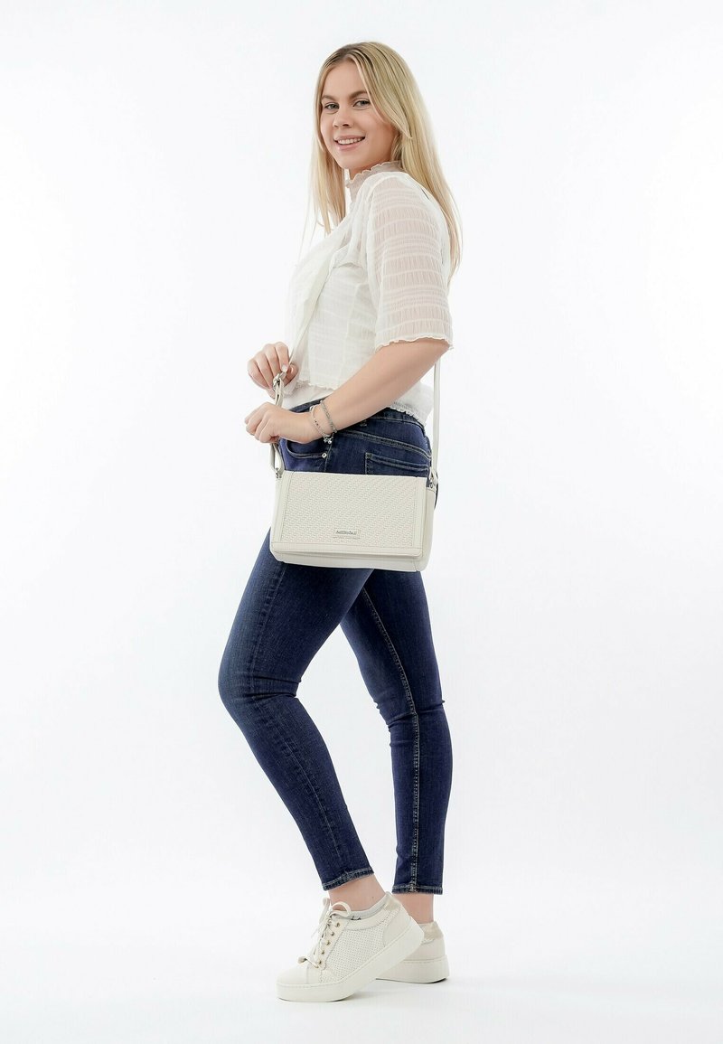 Emily & Noah BRENDA - Handbag - ecru/beige - Zalando.de