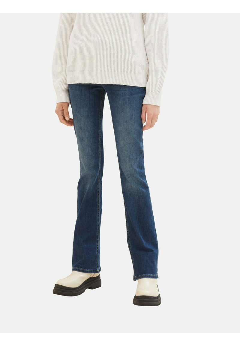 TOM TAILOR ALEXA NARROW - Jean bootcut - clean mid stone blue denim ...