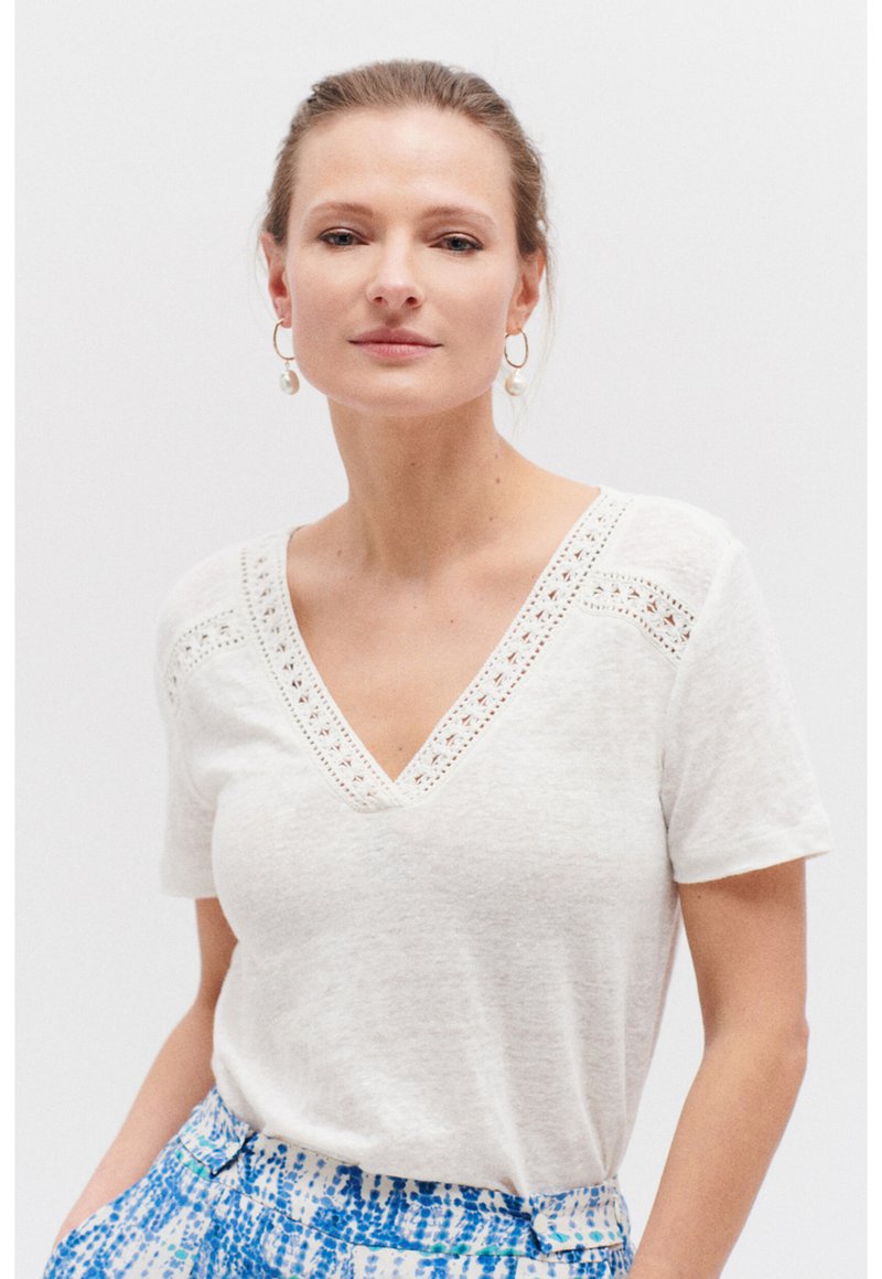 Caroll FRENCH BRAND FASHION ELEGANT MODERN LO - T-shirt basique - ecru ...