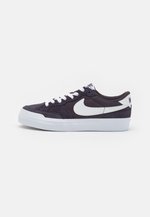 Nike SB ZOOM POGO PLUS UNISEX - Trainers - cave purple/white/purple ...