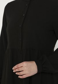 Modanisa BUTTON COLLAR-MODEST-TAVIN - Maxikleid - black/schwarz ...