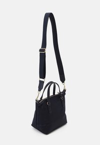 Tommy Hilfiger POPPY SMALL TOTE CORP - Handtasche - space blue ...