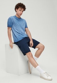 QS JOHN BERMUDA À LA - Shorts - tiefblau/dunkelblau - Zalando.de