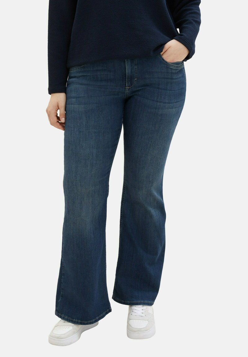 TOM TAILOR PLUS - Jeans Bootcut - clean mid stone blue denim/blue denim ...