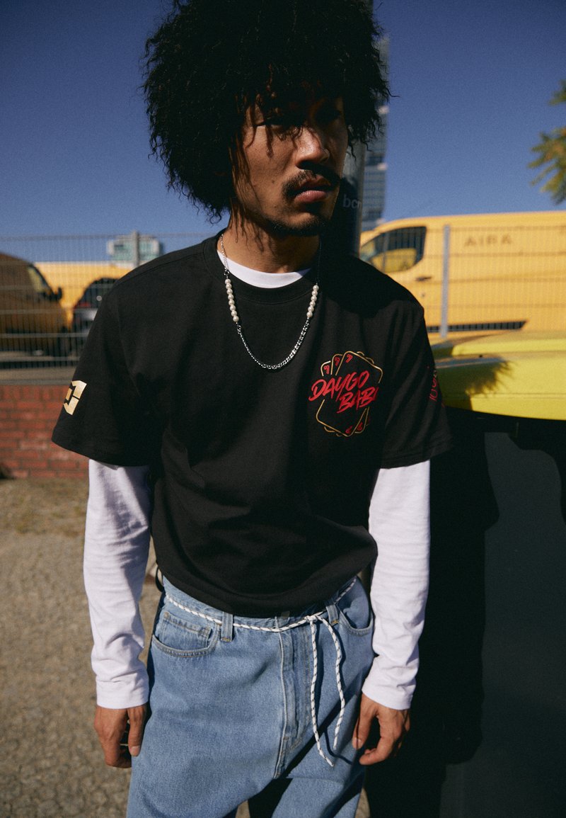 Puma PUMA X MIKEY AGAINST ALL ODDS TEE - Print T-shirt - puma black ...