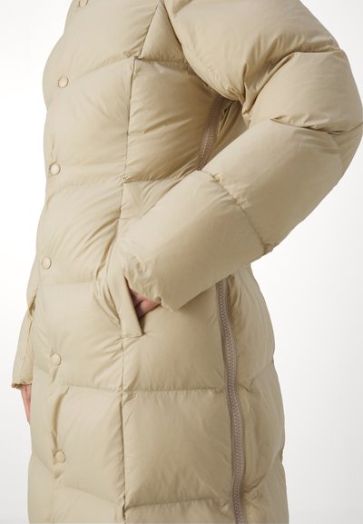 Wood Wood LIVIA LONG PADDED - Winterjas - dark khaki/beige - Zalando.be