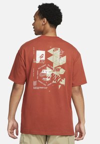 Nike Sportswear M NSW TEE M90 OC PK1 HBR - T-shirts print - rugged ...
