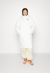 Nike Sportswear CLASSIC PARKA - Abrigo de invierno - white/black/blanco ...