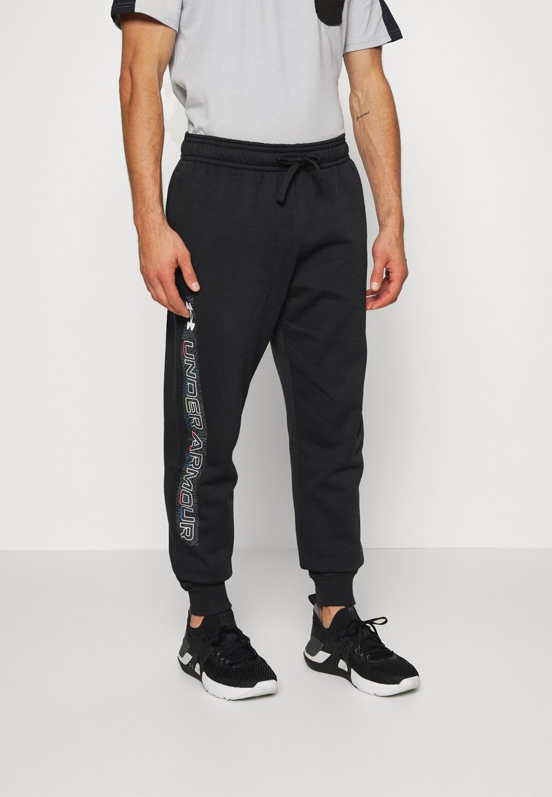 Under Armour RIVAL GRAPHIC JOGGER - Jogginghose - black/white/schwarz - Zalando.de