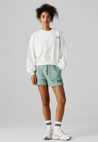 Red Bull Racing x Pepe Jeans REFLECT LOGO CREW - Sweatshirt - off white ...