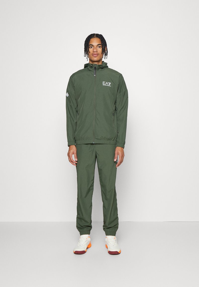 EA7 Emporio Armani TUTA SPORTIVA - Træningssæt - duffel bag/oliven ...