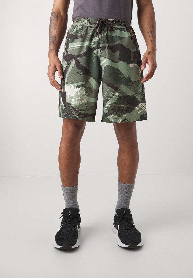 Nike Performance FORM SHORT CAMO - Korte sportsbukser - oil green ...