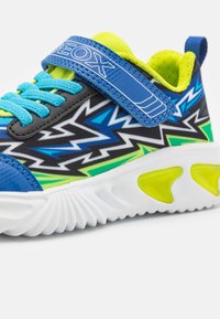 Geox ASSISTER BOY LIGHTS - Sneakers laag - royal/lime/blauw - Zalando.nl