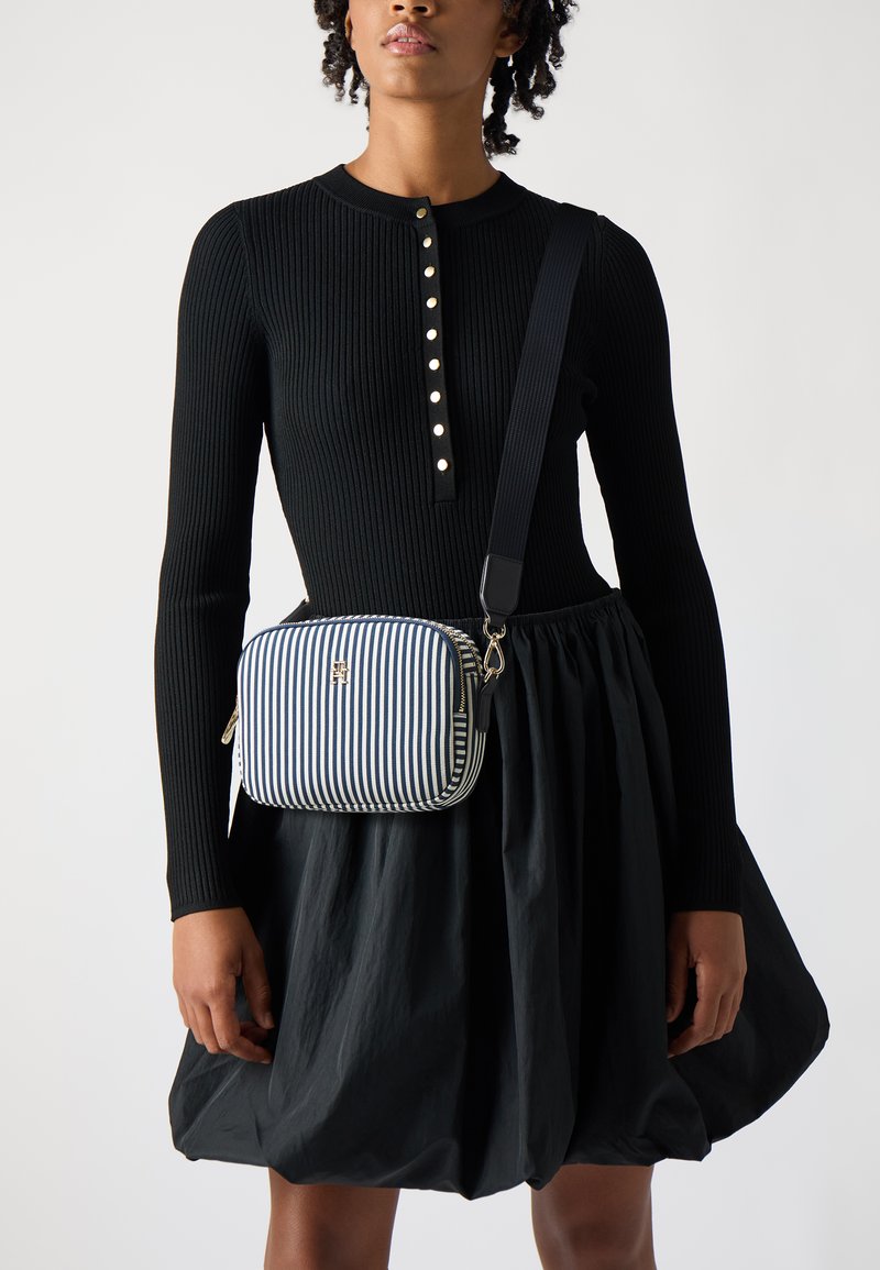 Tommy Hilfiger POPPY SUMMER CAMERA BAG - Skuldertasker - blue/blå ...