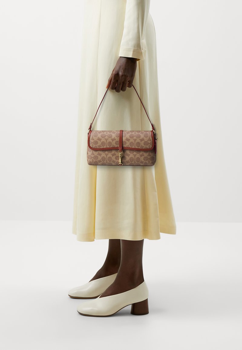 COACH COATED SIGNATURE HAMPTONS BAG - Handbag - tan rust/brown ...